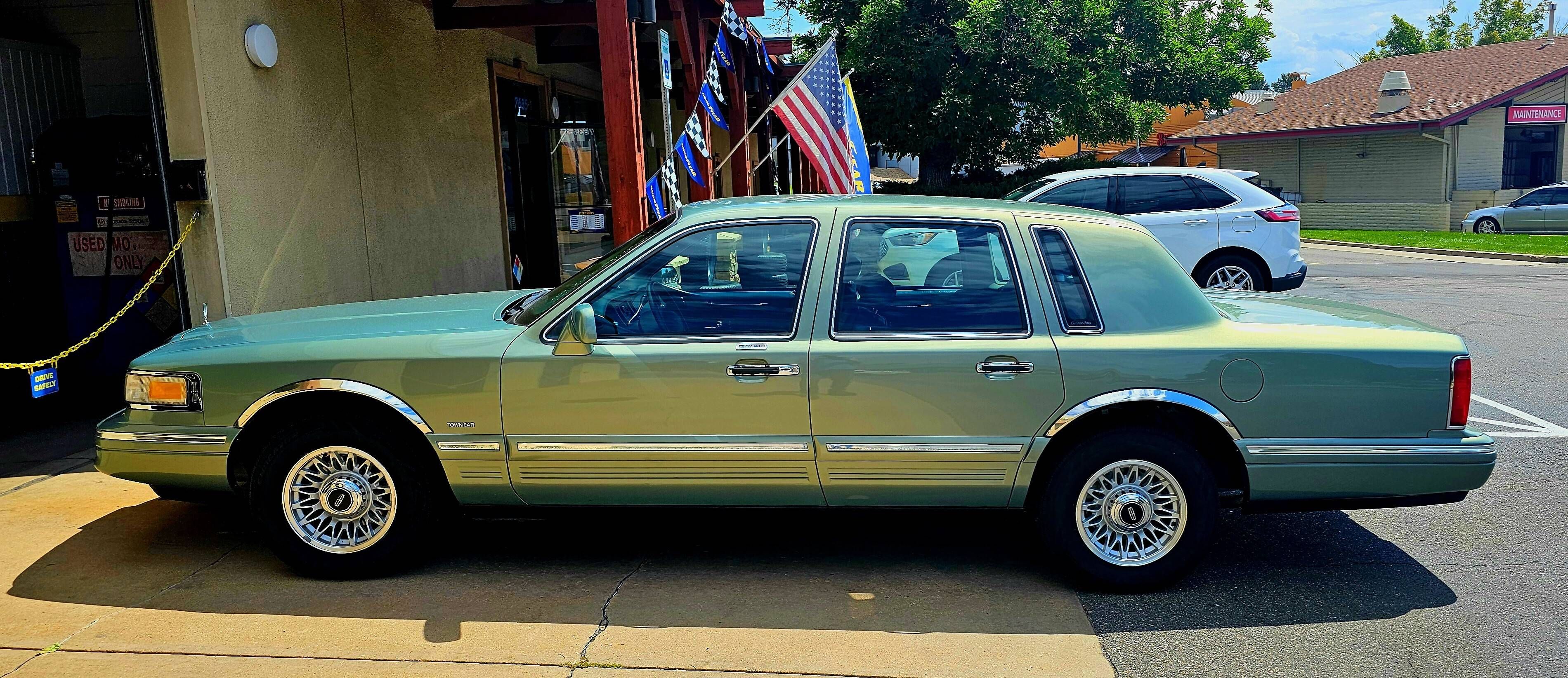 Always Garaged Non-Smoker 1995 Lincoln Town Car Executive Series ...